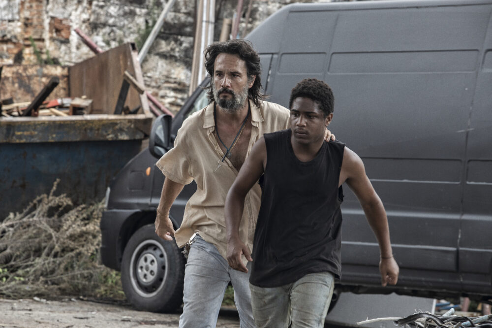 Estreno online: crítica de "7 prisioneros", de Alexandre Moratto ...